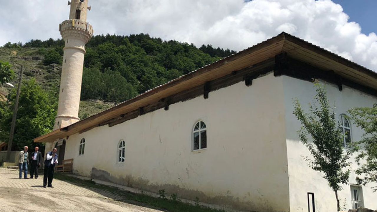 CAMİNİN KİLİMİNİ ÇALDILAR - Taka Gazete - Trabzon Haber - Karadeniz Haber