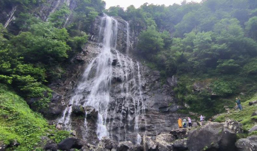 Tabiat Harikası Mençuna şelalesi ilgi odağı - Taka Gazete - Trabzon ...